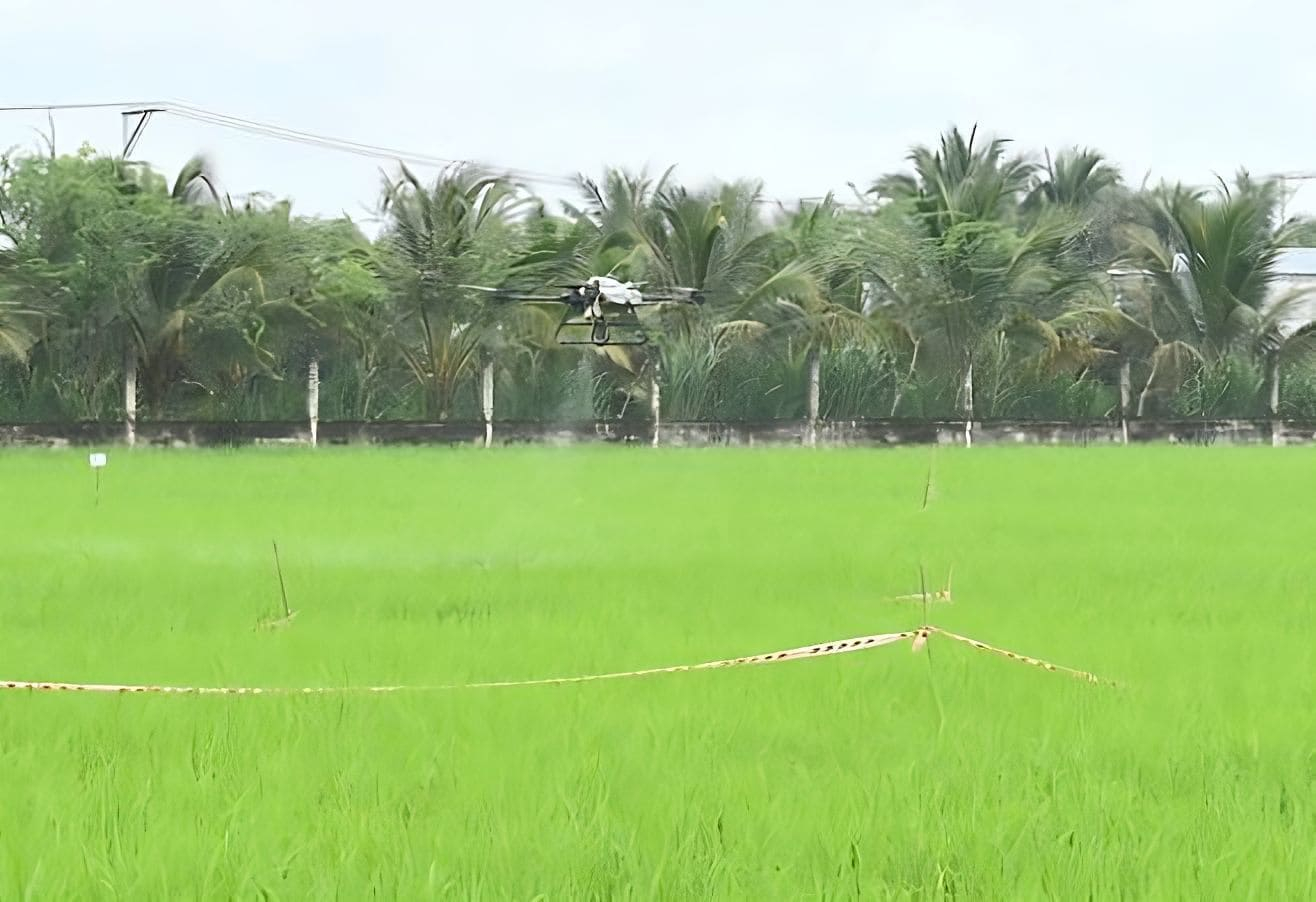Tập huấn sử dụng drone phun thuốc bảo vệ thực vật tại Tiền Giang ...