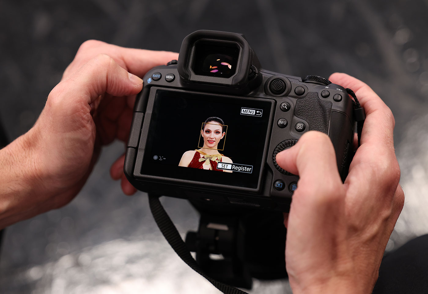 Canon EOS R5 Mark II Và Các Đối Thủ Nặng Ký